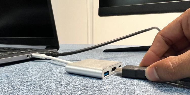 Cómo conectar dos monitores a una computadora portátil (en 5 pasos) - All Things Windows