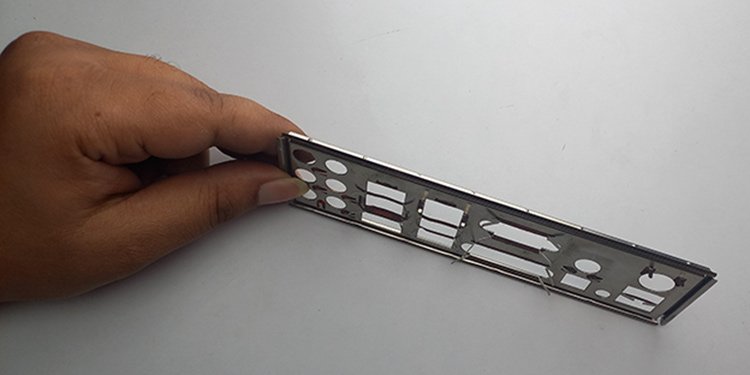 Como instalar o IO Shield no chassi do seu PC? (Guia Passo a Passo - All Things Windows